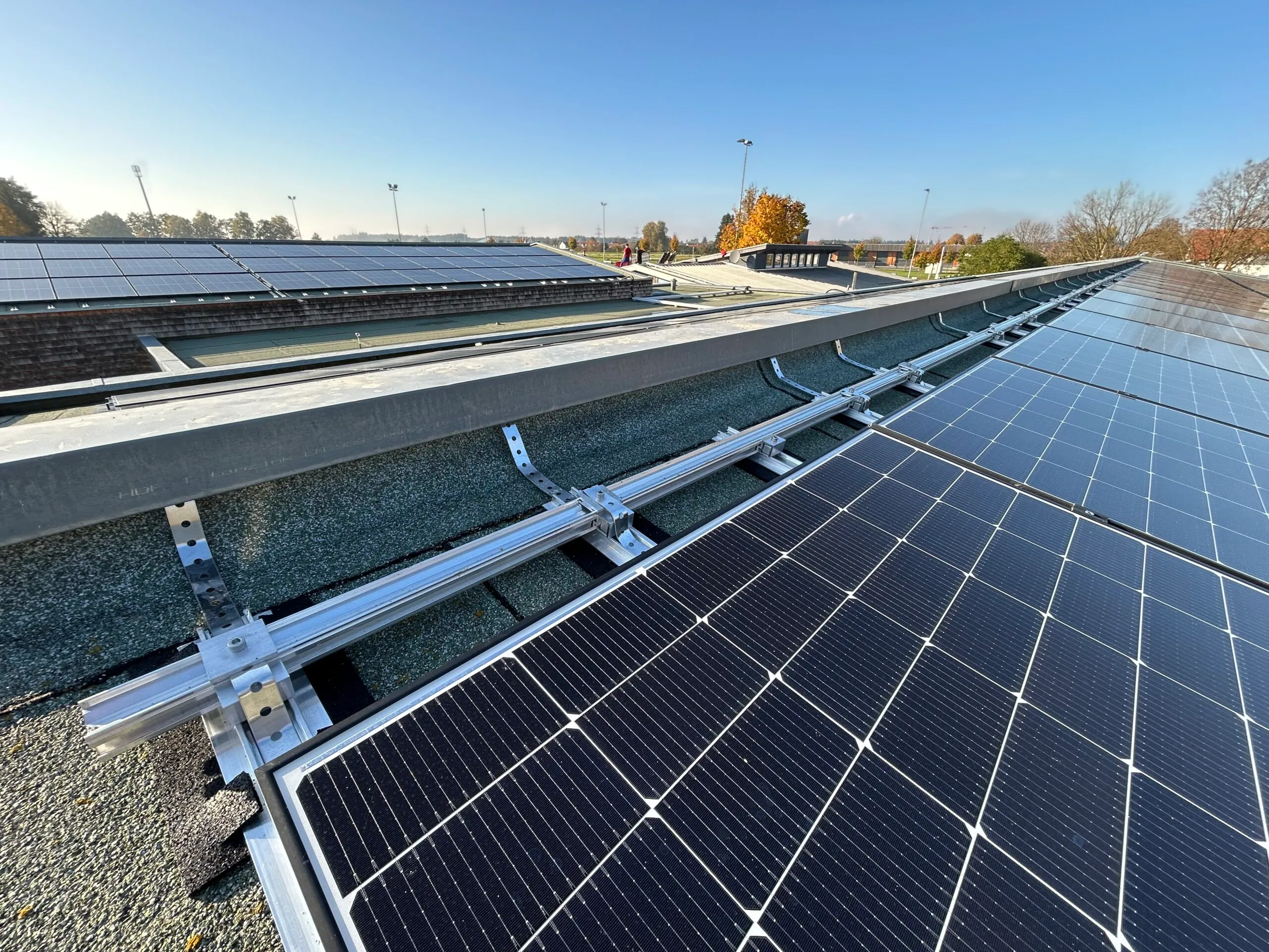 METIS: Penetration-free PV installation for bitumen and foil